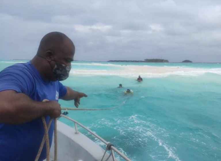 MNDF saves 3 people stranded on sand bank! – The Times of Addu