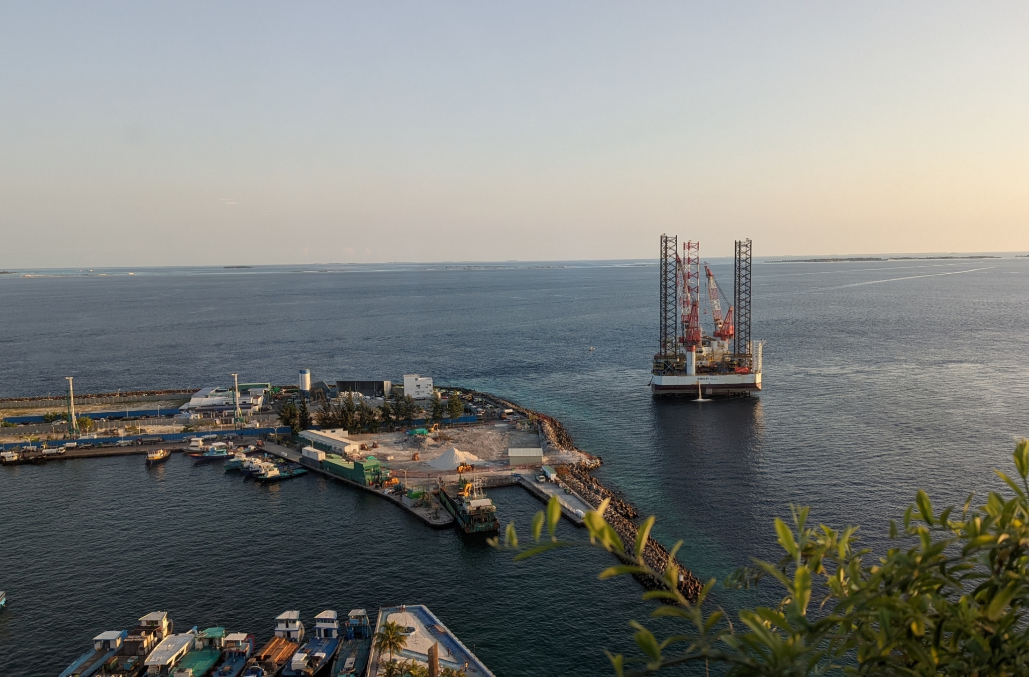 Jack up barge Rumailah arrives in Maldives ahead of Thilamale bridge ...
