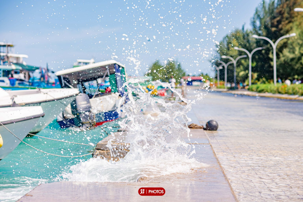 JUST IN: Wave surges crash into GDh. Thinadhoo – The Times of Addu
